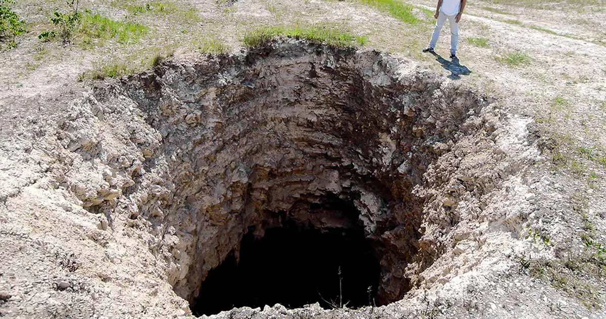 O groapă a înghițit cu totul dormitorul unui bărbat. Până în prezent nu ...