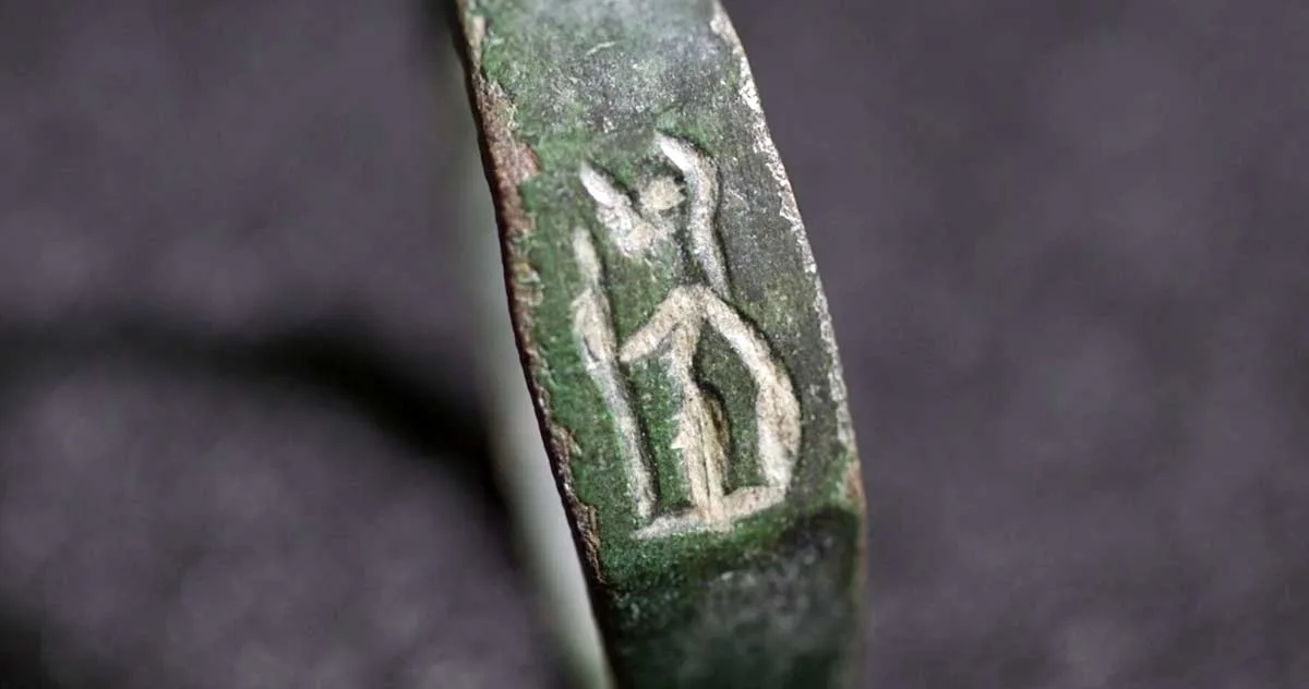 Un inel vechi de 1800 de ani reprezentând o zeiță romană, descoperit de ...